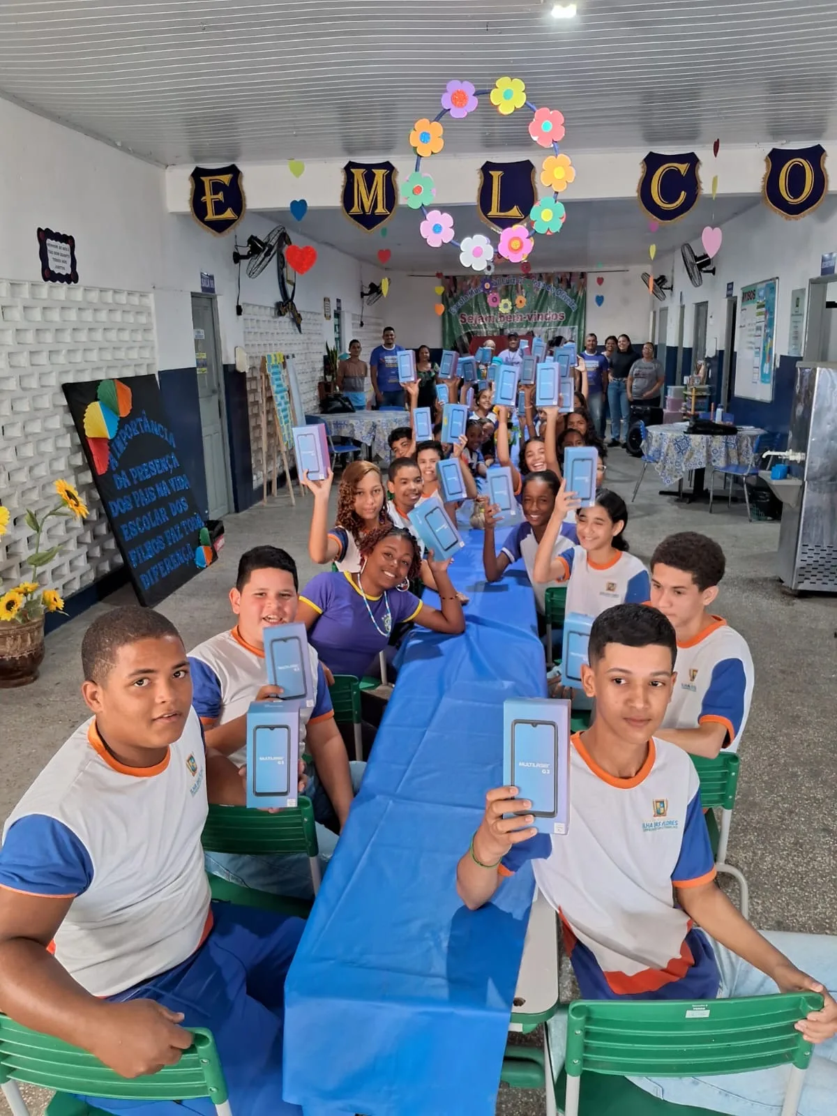 Alunos da dede municipal de Ilha das Flores recebem 200 smartphones ...